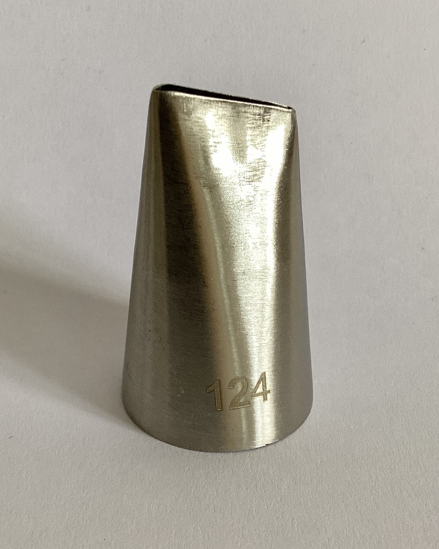 Piping Tip 124 front view – Learn To Pipe Buttercream Flowers Online