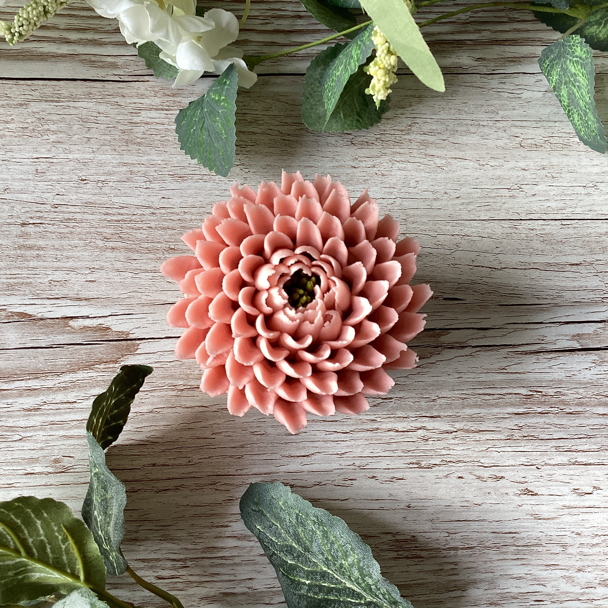 Intermediate Dahlia with stamens – Learn To Pipe Buttercream Flowers Online